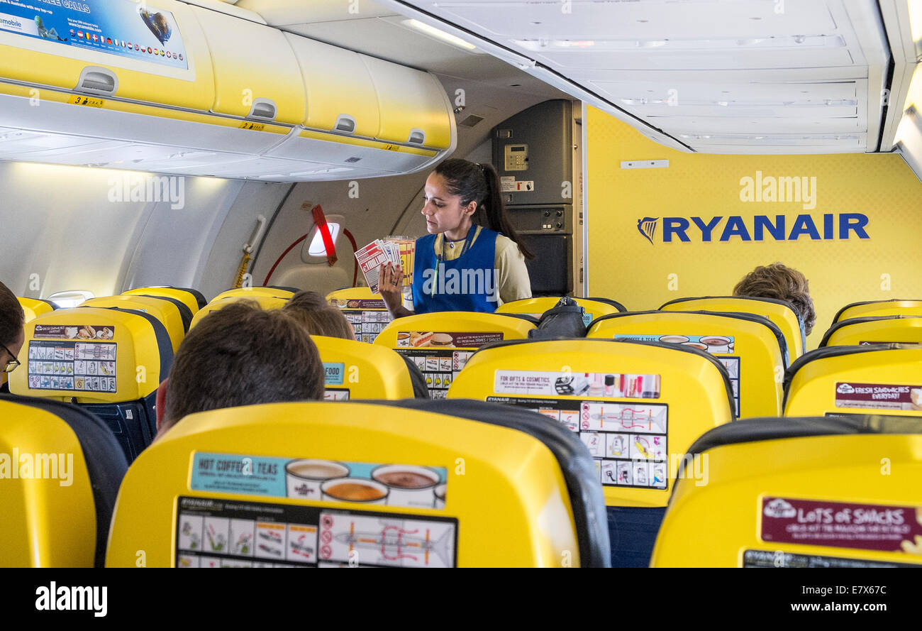 Ryanair cabin -Fotos und -Bildmaterial in hoher Auflösung – Alamy