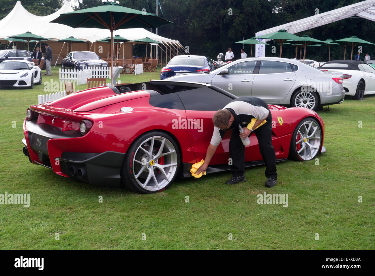 Sportwagen reinigen -Fotos und -Bildmaterial in hoher Auflösung – Alamy