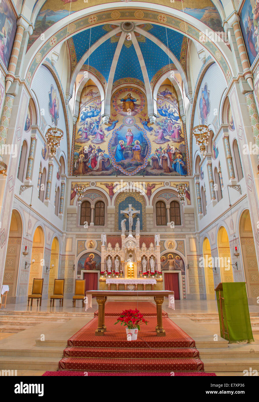 Wien, Österreich - 17. Februar 2014: Presbyterium der Karmeliter-Kirche ...