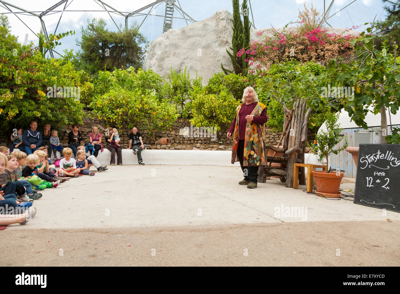 Kinder mit kindern im garten von eden -Fotos und -Bildmaterial in hoher Auflösung – Alamy