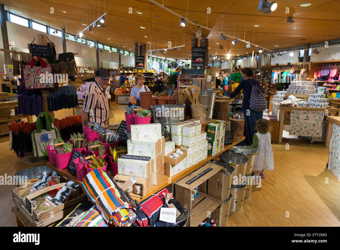 Innere des The Eden Project Shop (ethische Geschenk, Pflanze und ...