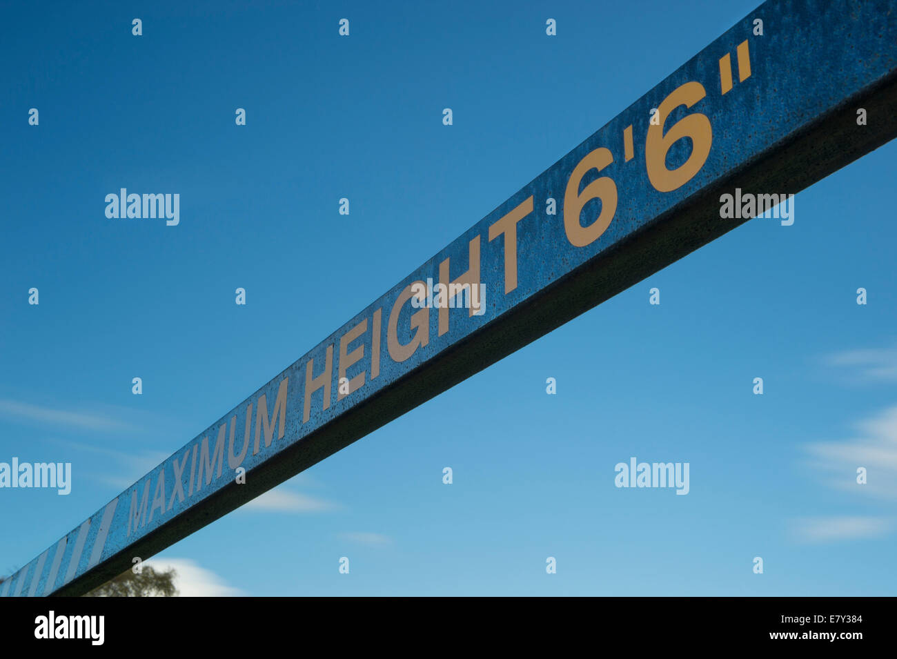 Maximum height sign -Fotos und -Bildmaterial in hoher Auflösung – Alamy