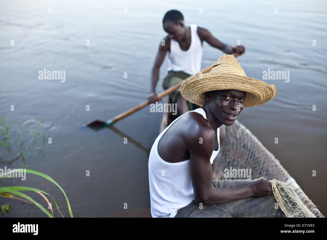 Junge Fischer auf einem Schiff auf dem Nil, Süd-Sudan, Afrika ...
