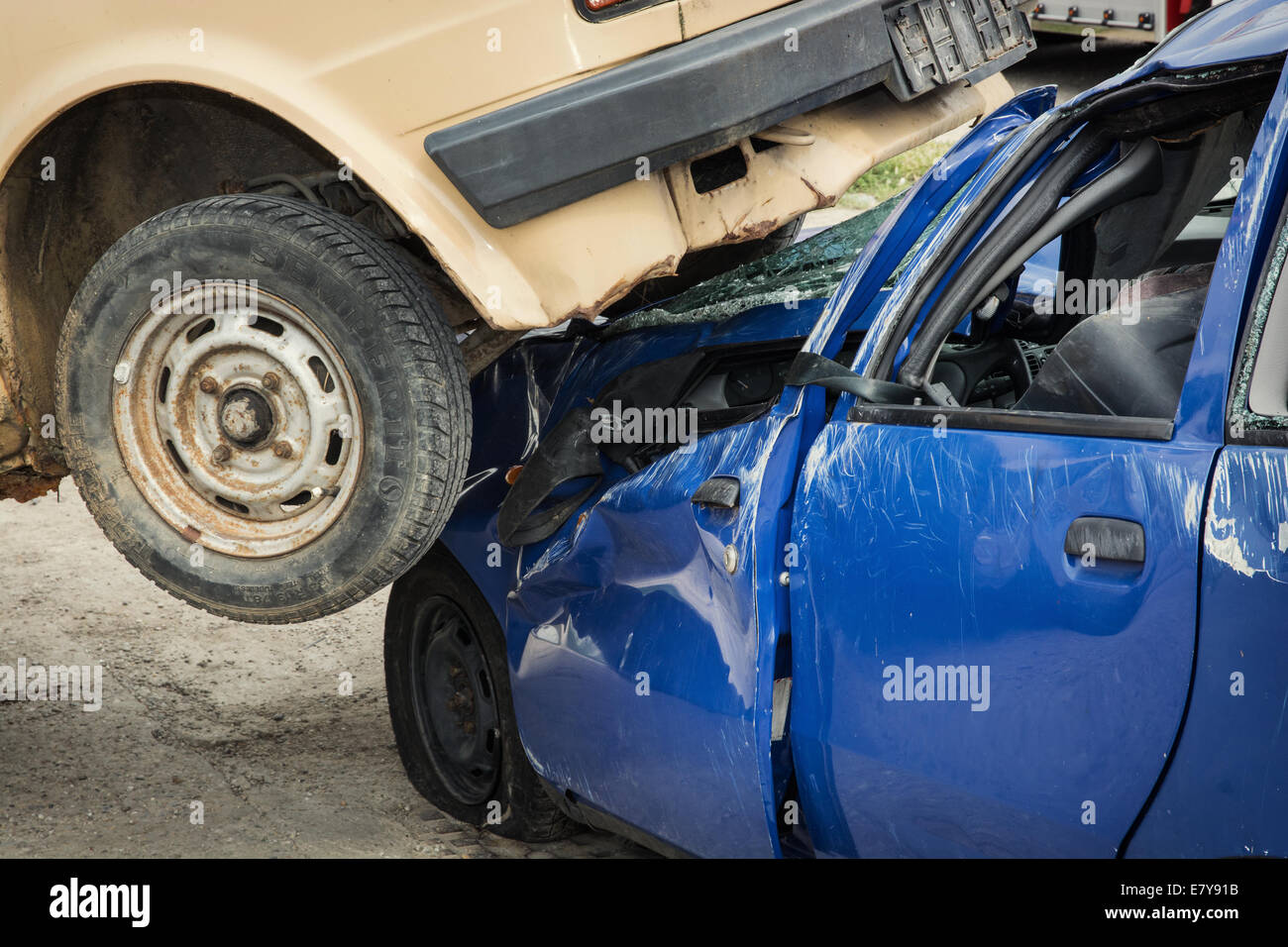 Autowracks nach dem schweren Sturz Unfall abgerissen Stockfotografie ...