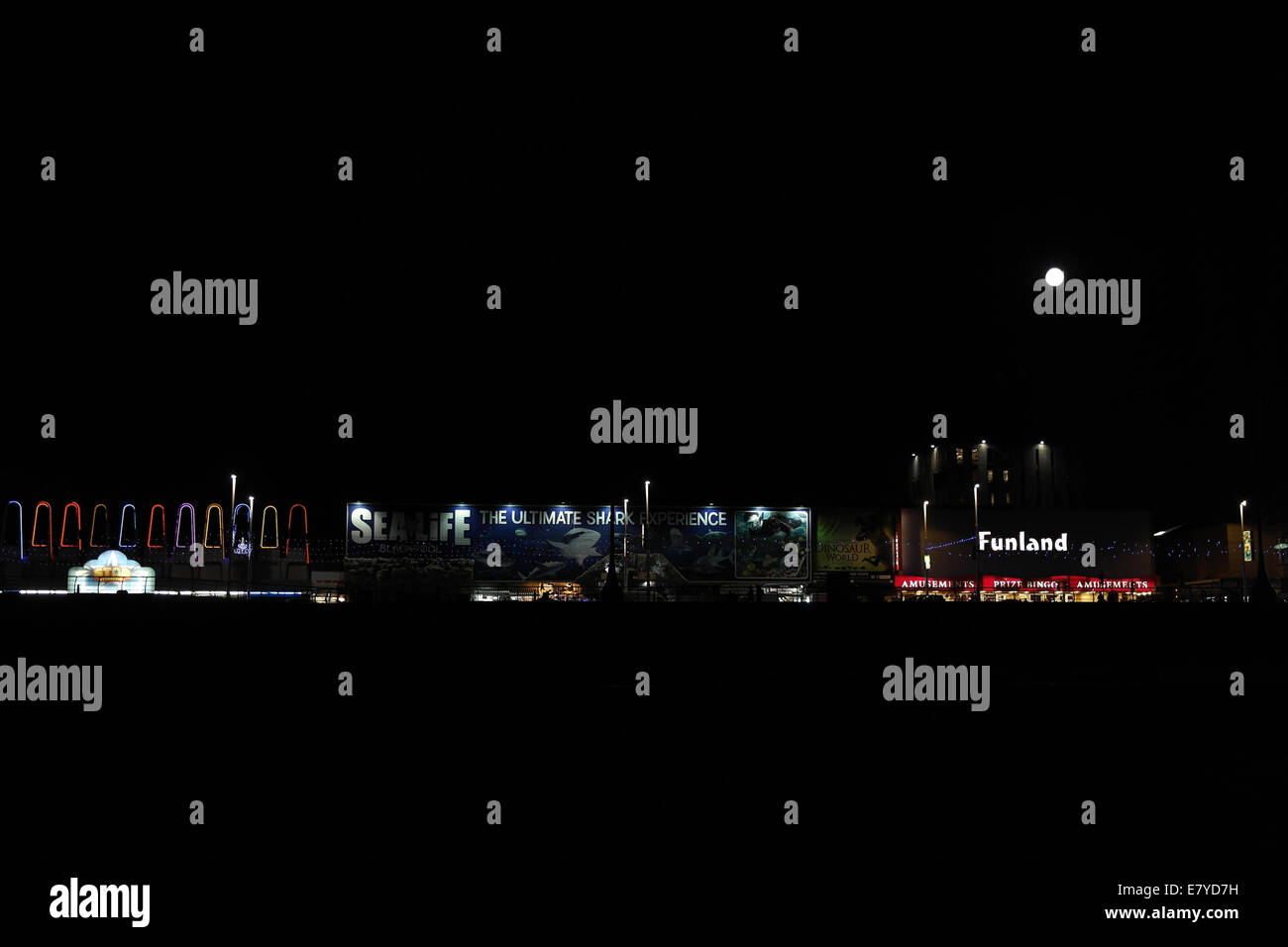 1 star attraction amusements standing rising centre background -Fotos ...