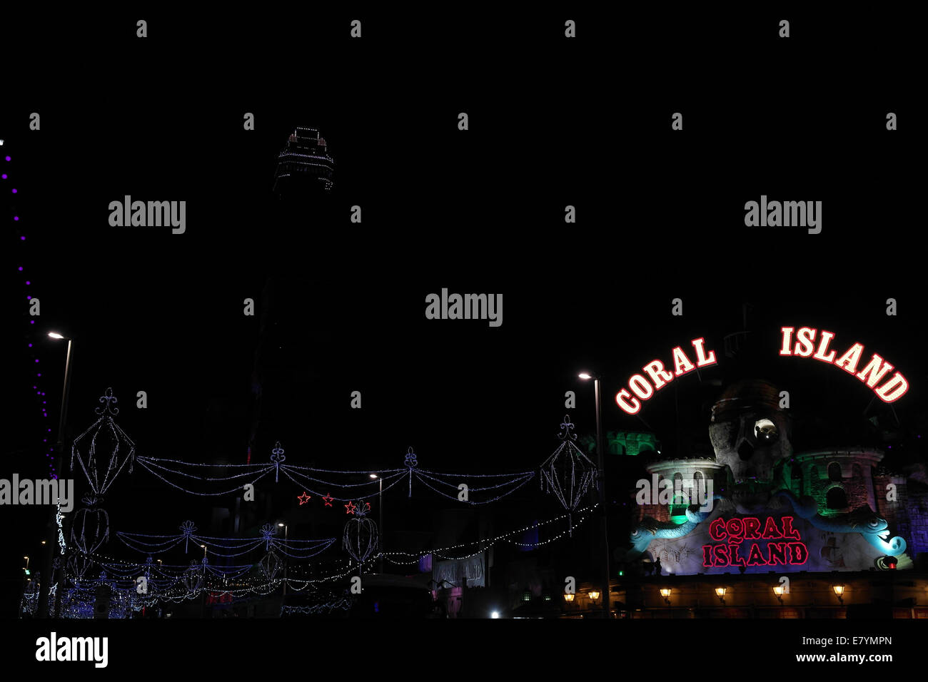 Nacht Blick auf Blaulicht Blackpool Tower, Pirate Fassade Coral Island ...