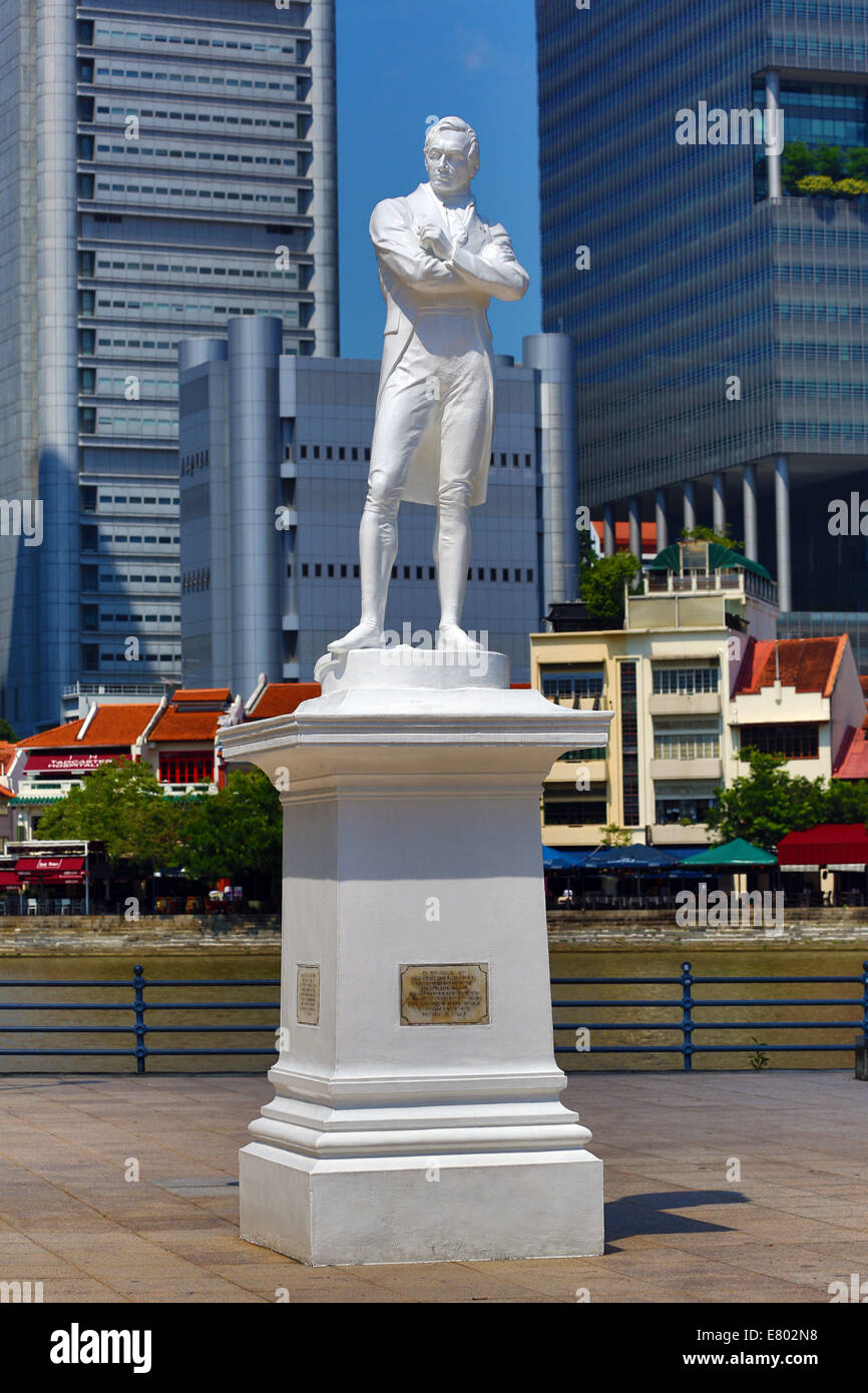 Statue von Sir Thomas Stamford Raffles auf North Boat Quay in Singapur, Republik Singapur ...