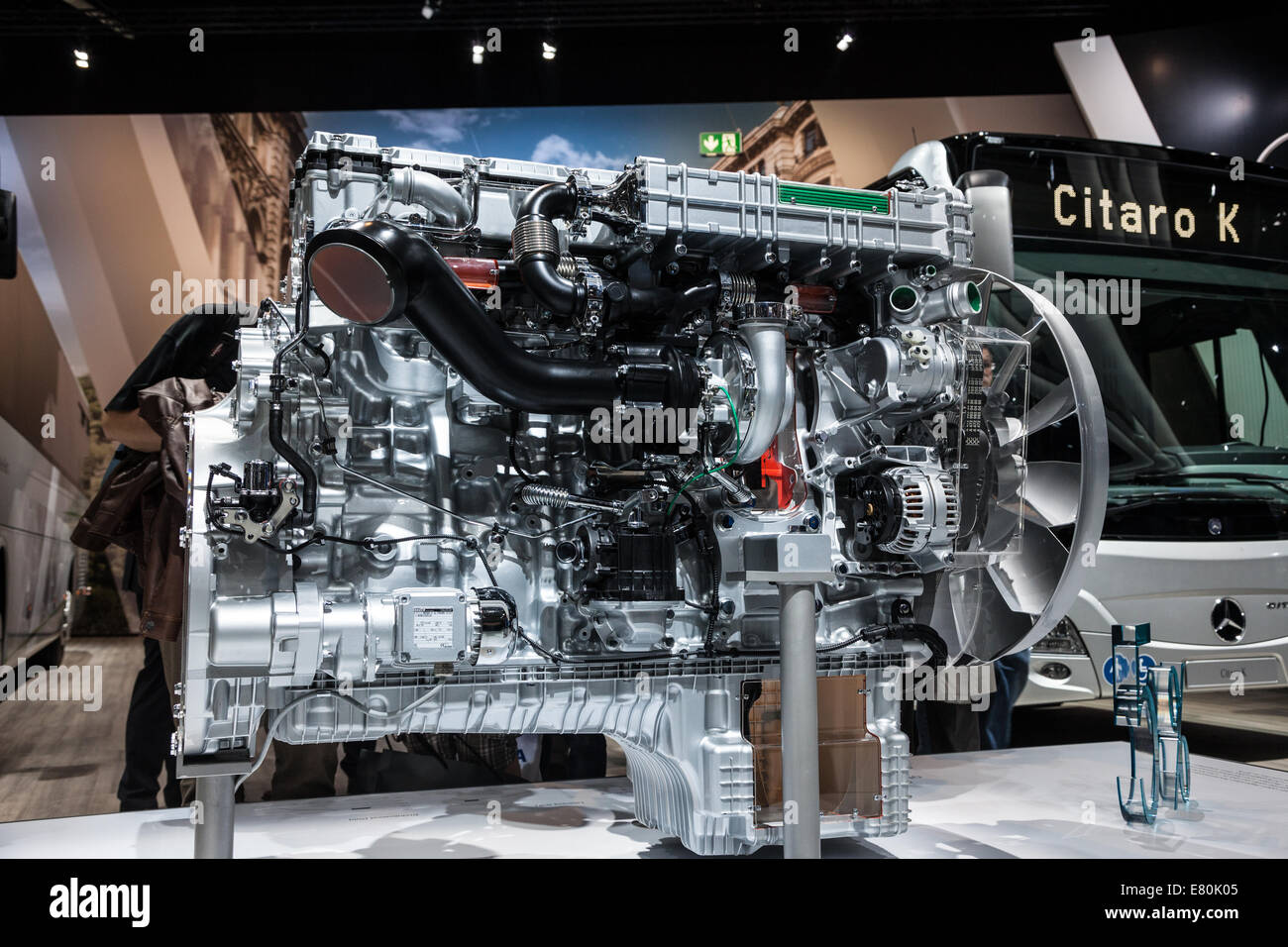 Mercedes Benz Dieselmotor für Busse an der 65. IAA Nutzfahrzeuge 2014 ...