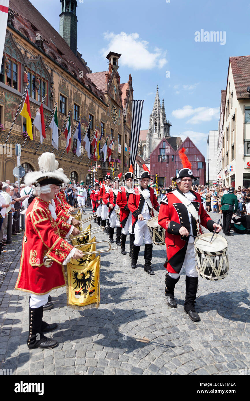 Parade auf dem Marktplatz Platz vor dem Rathaus und Ulmer Münster ...