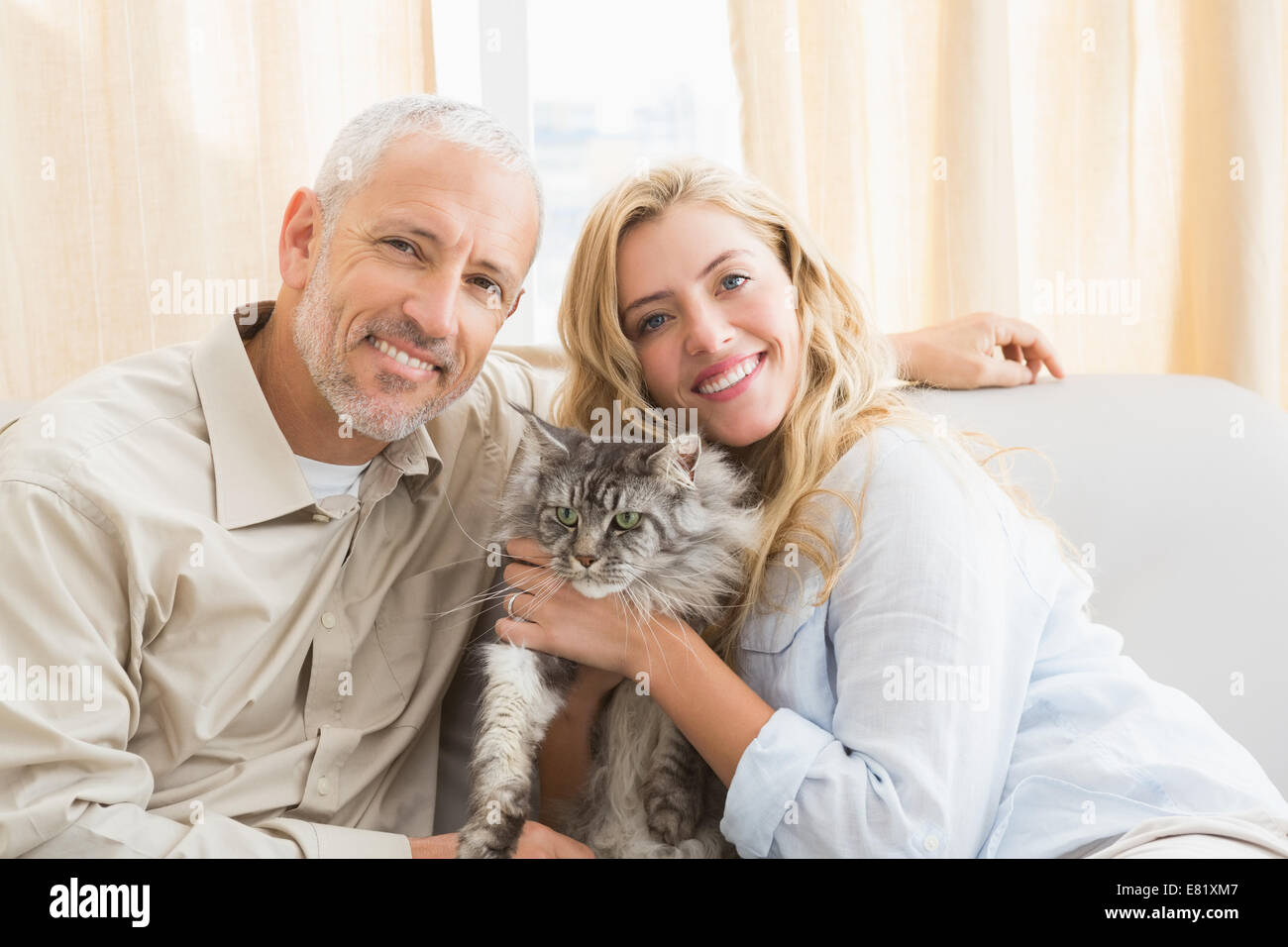 Katze auf dem sofa arm -Fotos und -Bildmaterial in hoher Auflösung – Alamy