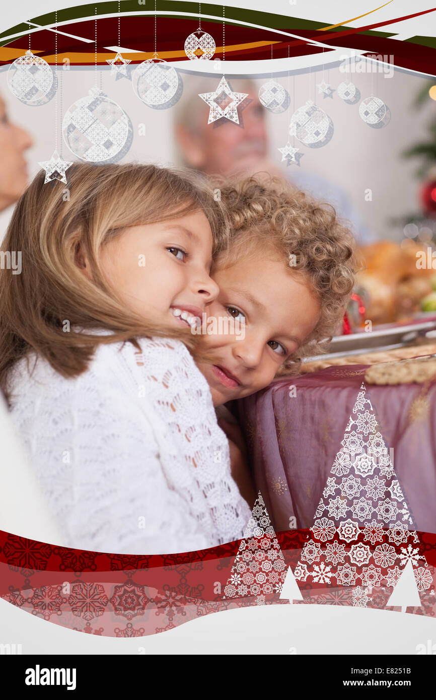 Geschwister, scherzen miteinander zu Weihnachten Stockfotografie - Alamy