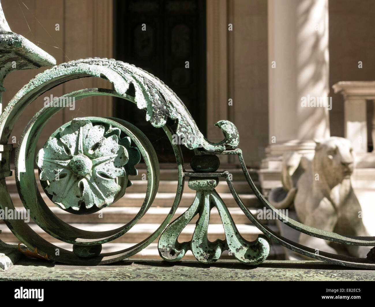 Reich verzierte Kupfer Zaun Detail und Löwin Statue, die Pierpont ...
