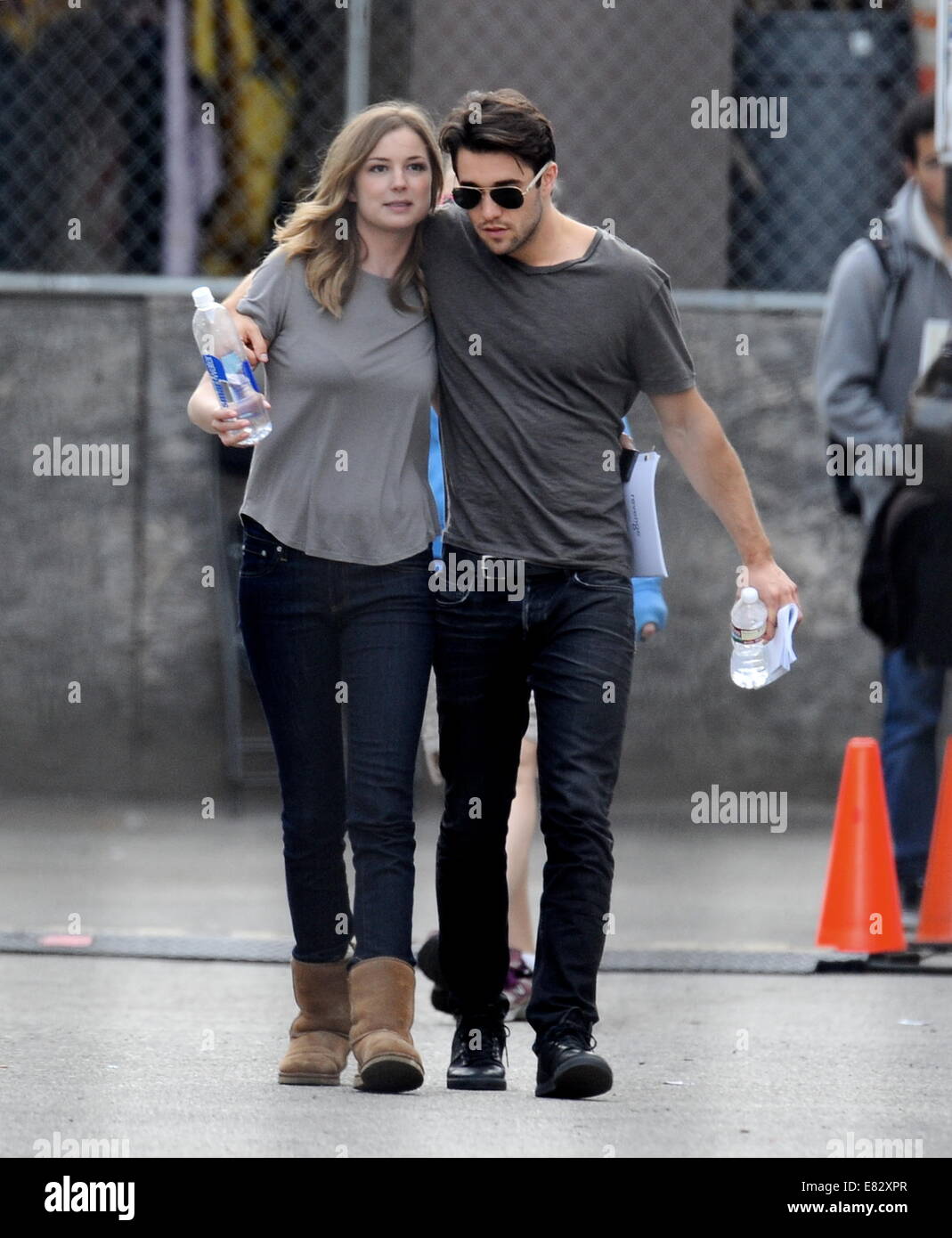 Schauspielerin Emily VanCamp und Freund Joshua Bowman kuscheln während ...