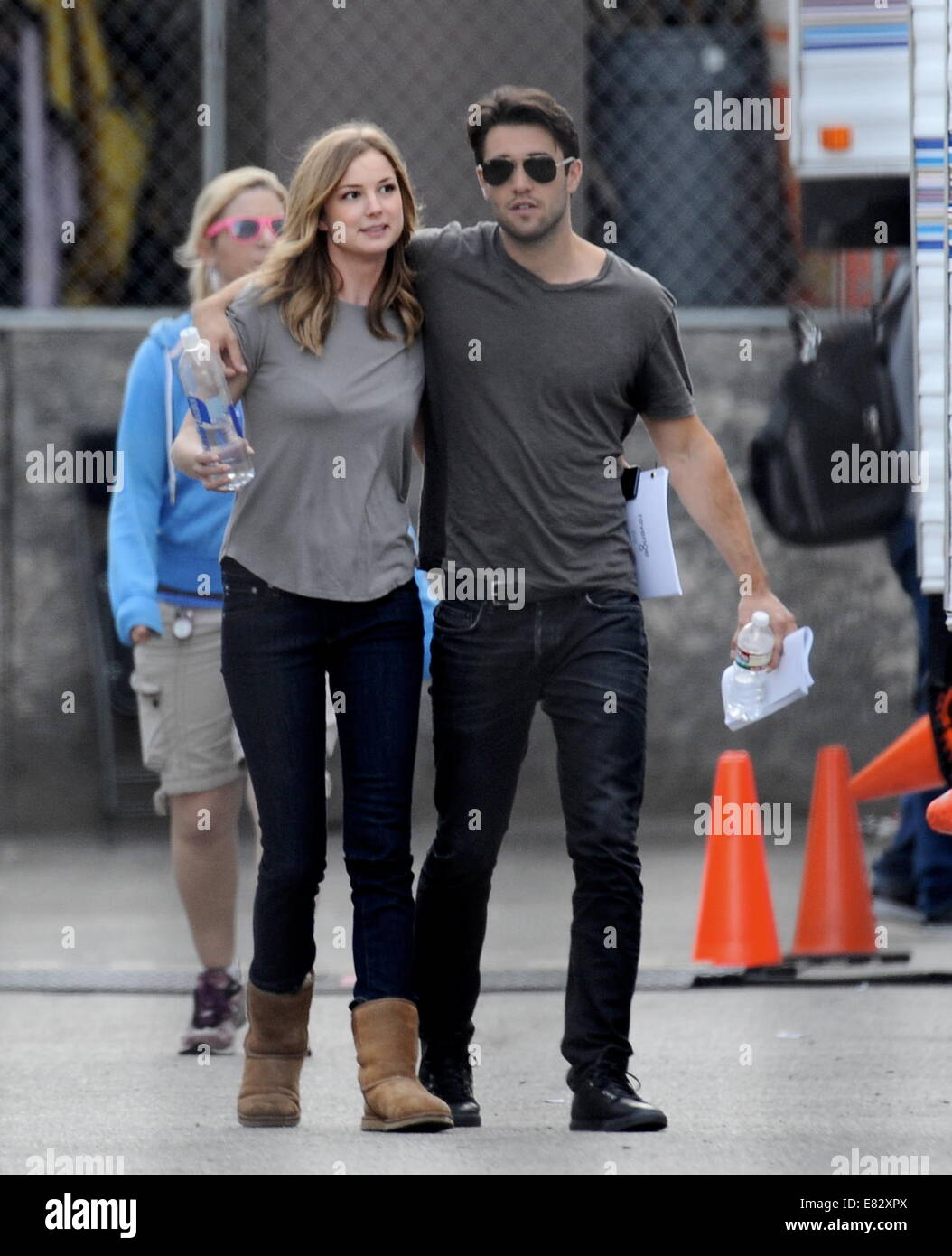 Schauspielerin Emily VanCamp und Freund Joshua Bowman kuscheln während ...