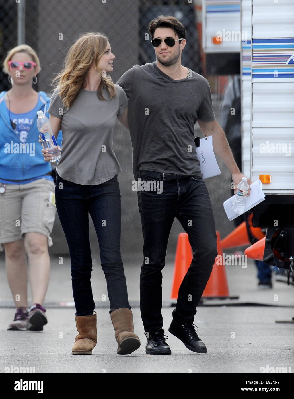 Schauspielerin Emily VanCamp und Freund Joshua Bowman kuscheln während ...