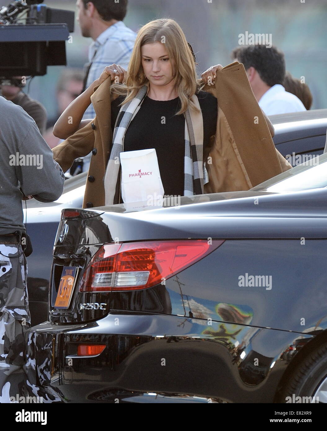 Schauspielerin Emily VanCamp und Freund Joshua Bowman kuscheln während ...