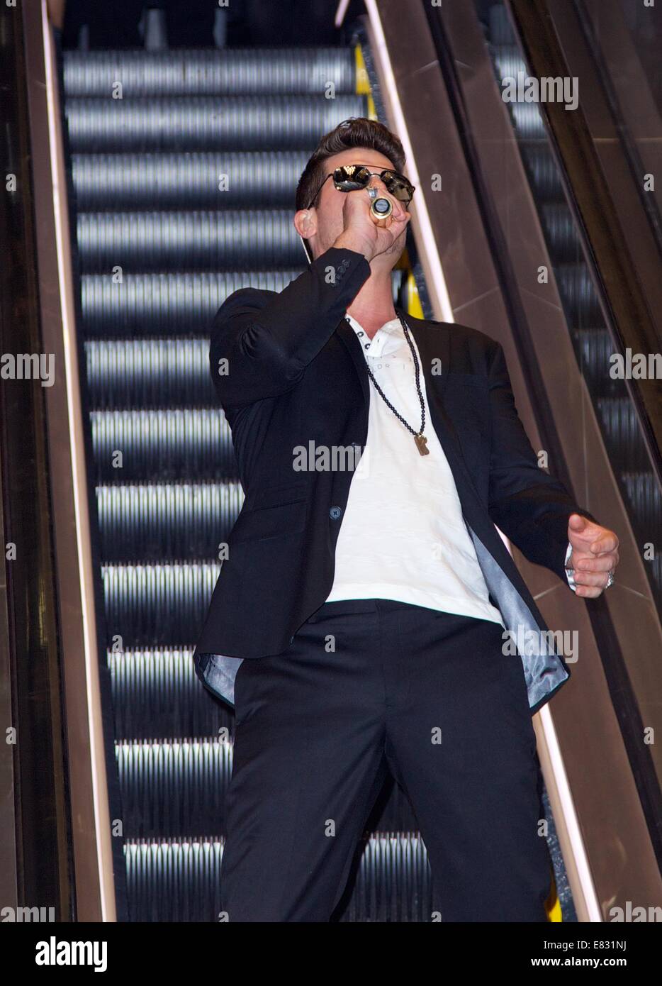 Express Times Square Grand Opening Event für den Händler größten Store ...