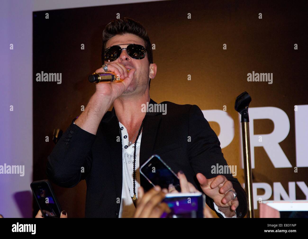 Express Times Square Grand Opening Event für den Händler größten Store ...