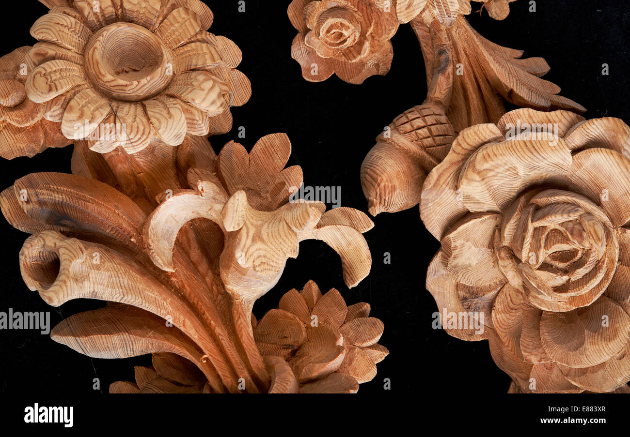 Handwerker, der das holz schnitzt -Fotos und -Bildmaterial in hoher ...