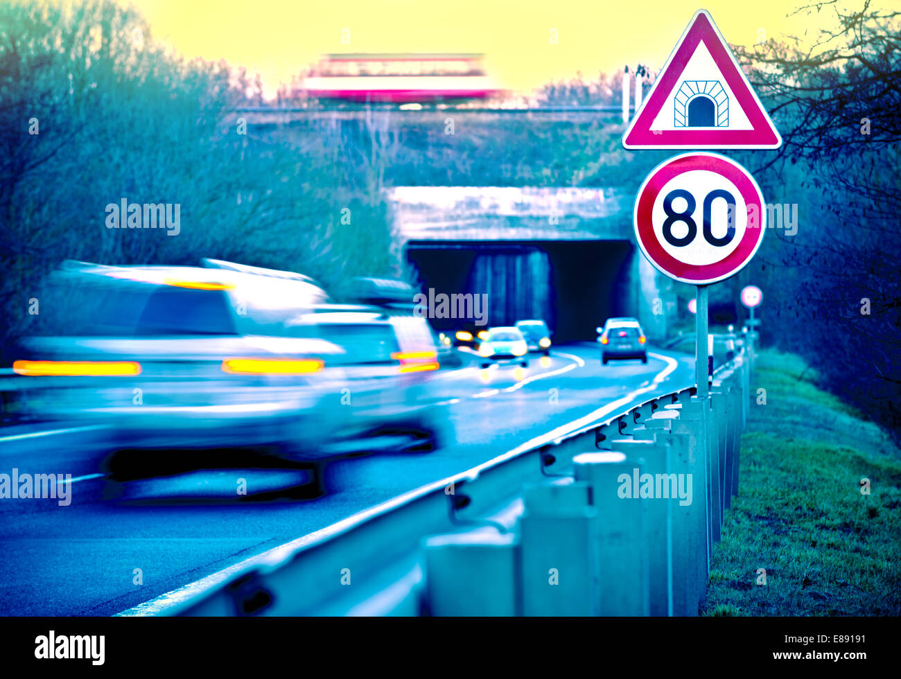 Richtung auto autos -Fotos und -Bildmaterial in hoher Auflösung – Alamy