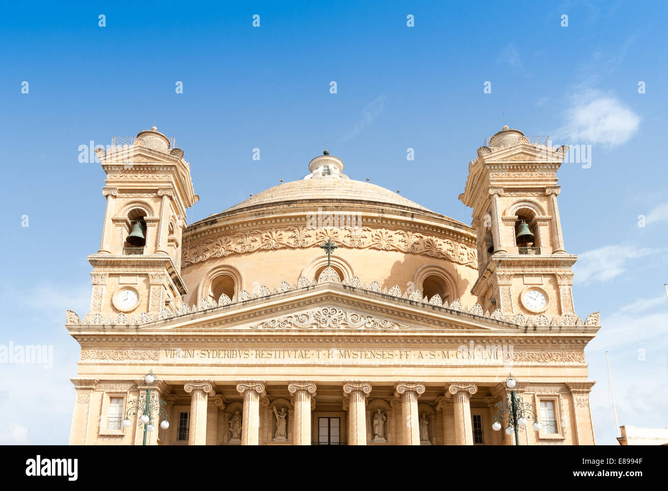 Die Kirche der Annahme von Notre-Dame, allgemein bekannt als die ...