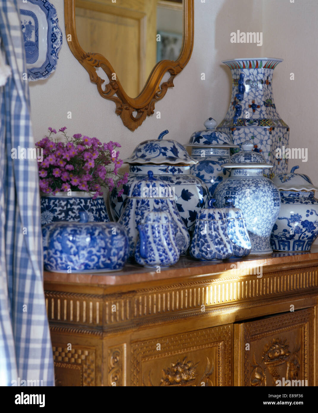 Blaue vasen -Fotos und -Bildmaterial in hoher Auflösung – Alamy