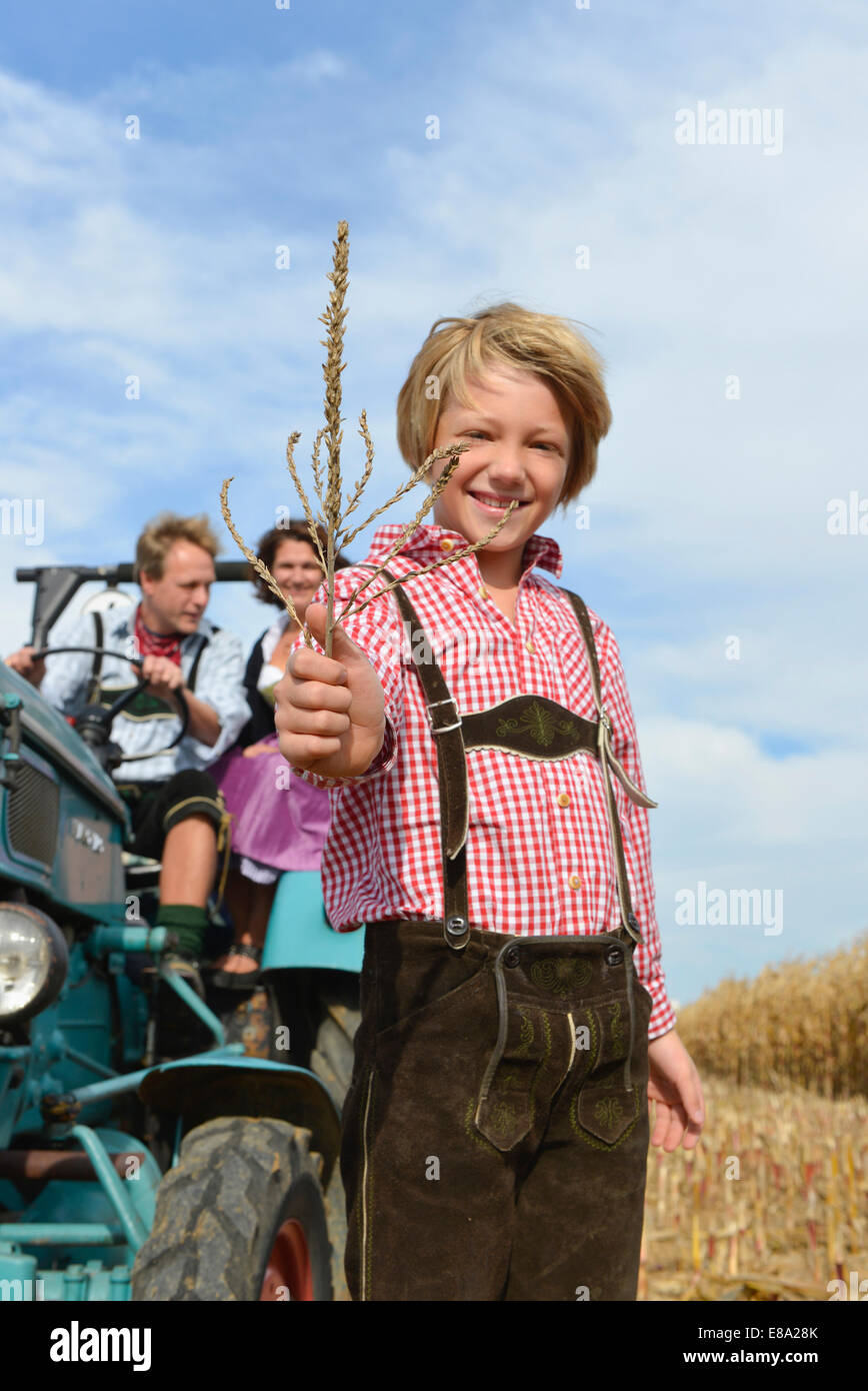 Familie auf traktor in cornfield -Fotos und -Bildmaterial in hoher Auflösung – Alamy