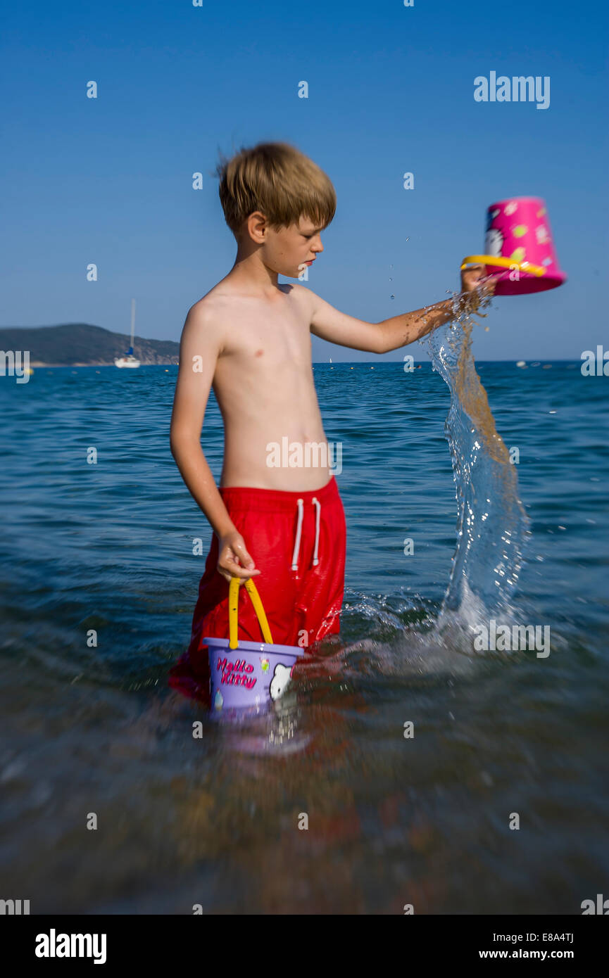 Boy in shorts -Fotos und -Bildmaterial in hoher Auflösung – Alamy