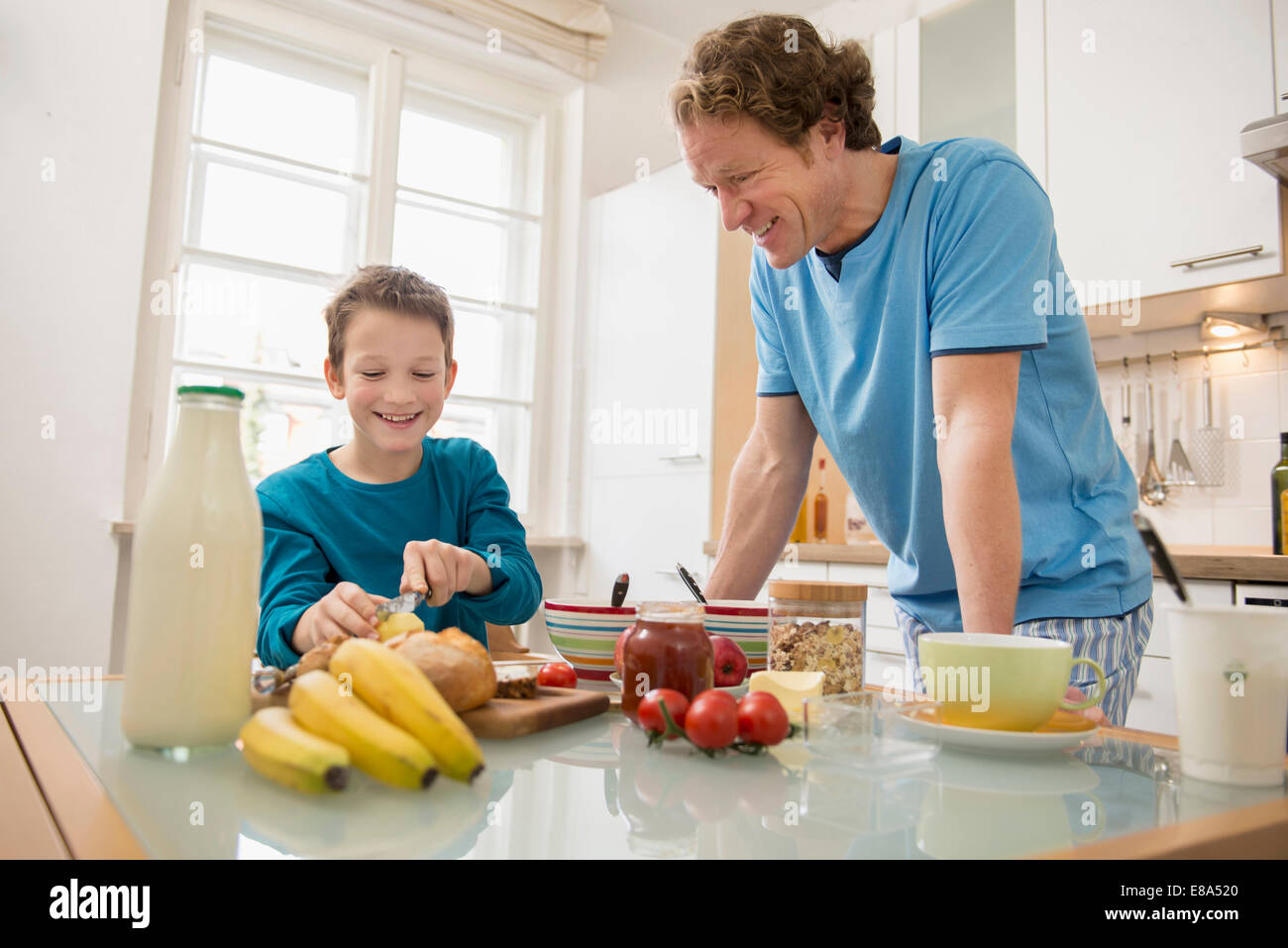 Vater sohn sprechender sohn lehnender vater -Fotos und -Bildmaterial in hoher Auflösung – Alamy
