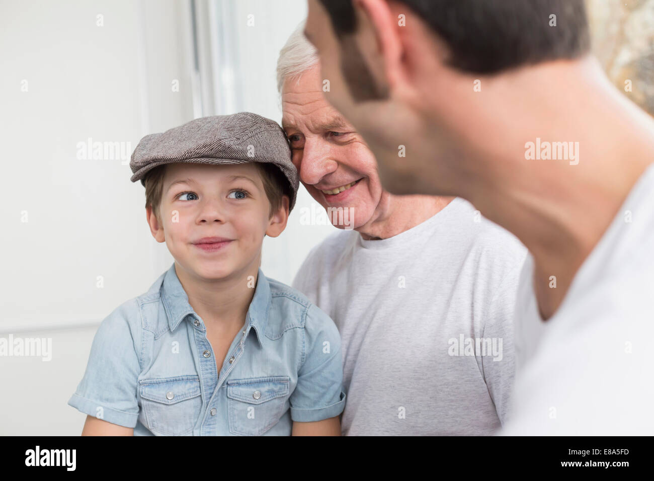 Glückliche Großvater, Vater und Sohn mit Kappe Stockfotografie - Alamy