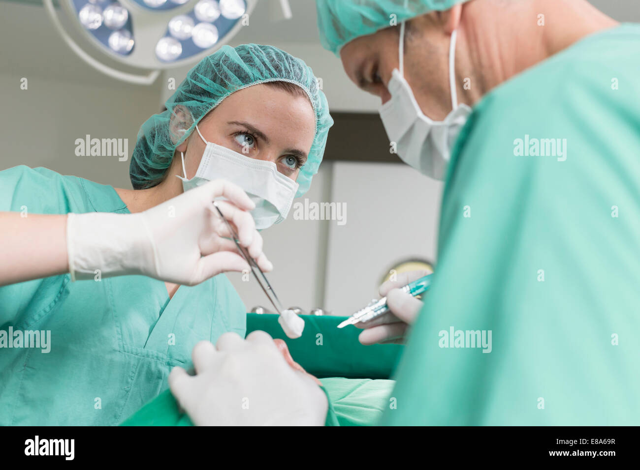 Chirurgen, die Operation ausführen Stockfotografie - Alamy