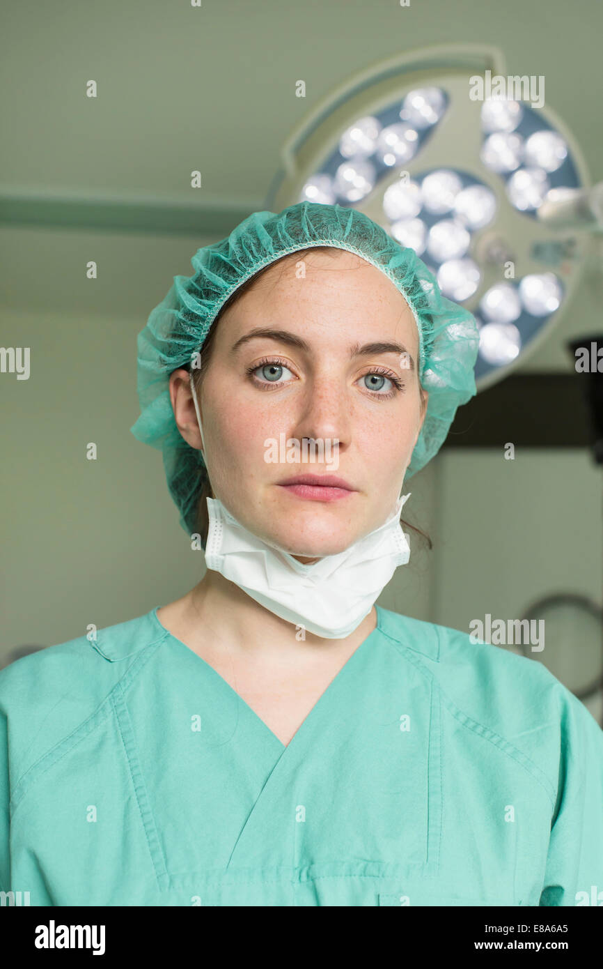 Chirurg im krankenhaus -Fotos und -Bildmaterial in hoher Auflösung – Alamy