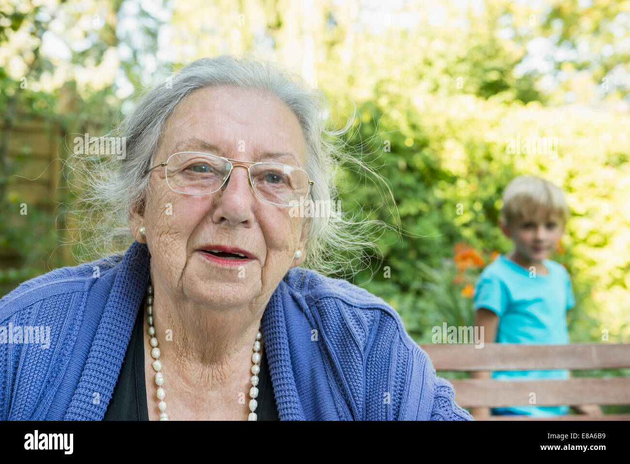 Oma und ihr Enkel Stockfotografie - Alamy