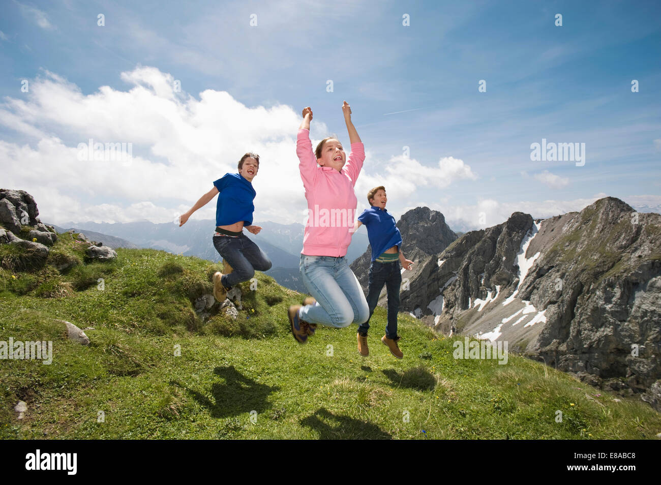 Kinder Die In Die Luft Springen Stockfotos und -bilder Kaufen - Alamy