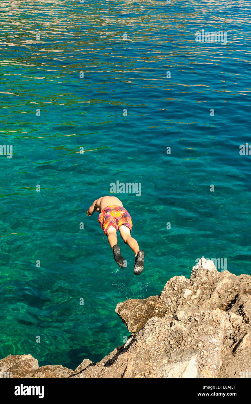 Junge ins meer springen -Fotos und -Bildmaterial in hoher Auflösung – Alamy