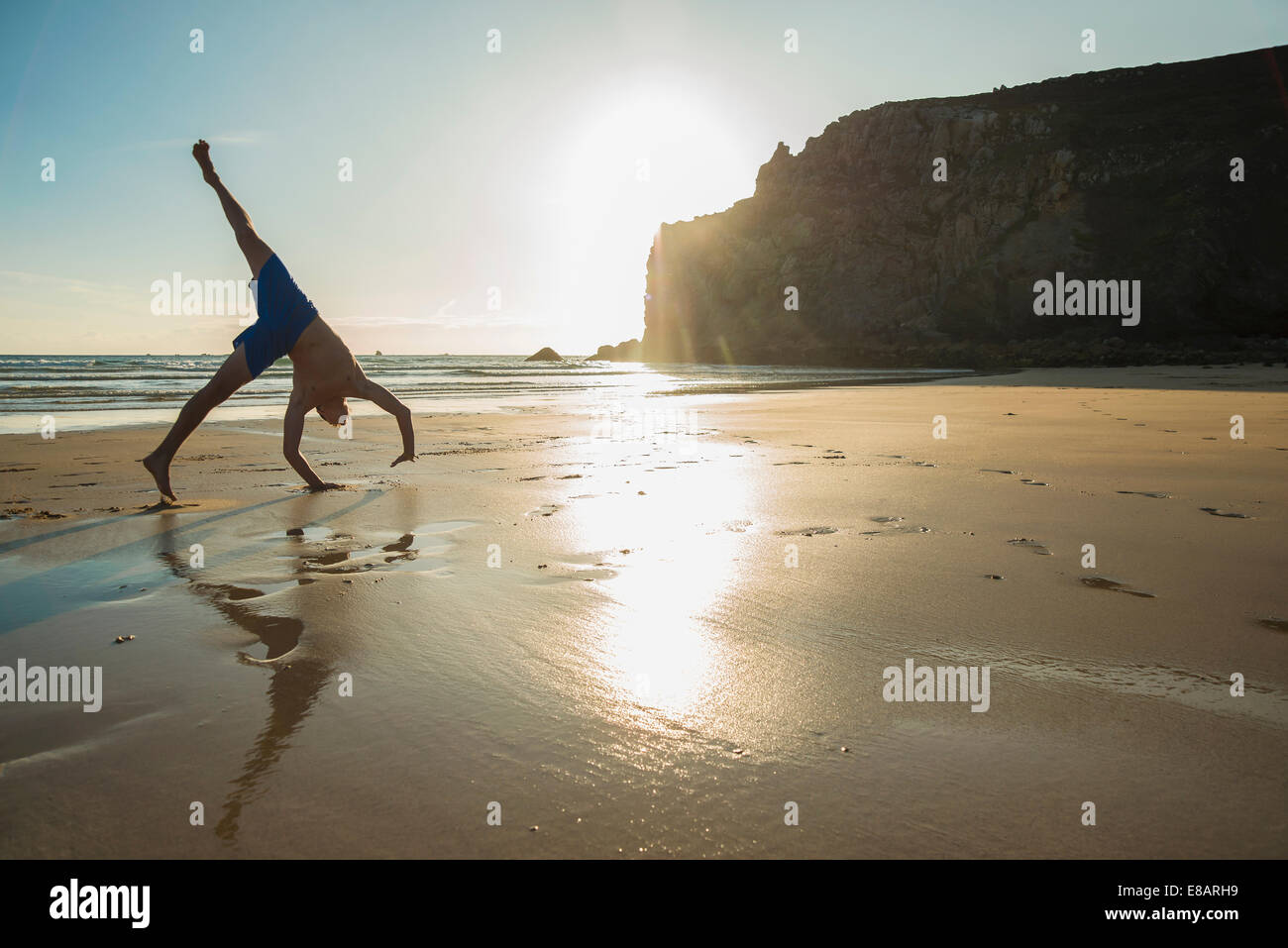 Teenager machen Handstand am Strand, Camaret-Sur-Mer, Bretagne ...