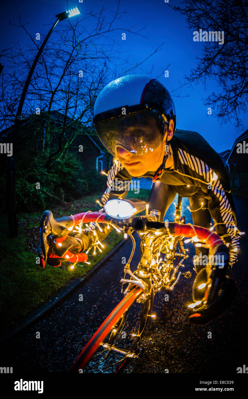 Christmas Tree Radfahrer mit LED-Beleuchtung in der Nacht ...
