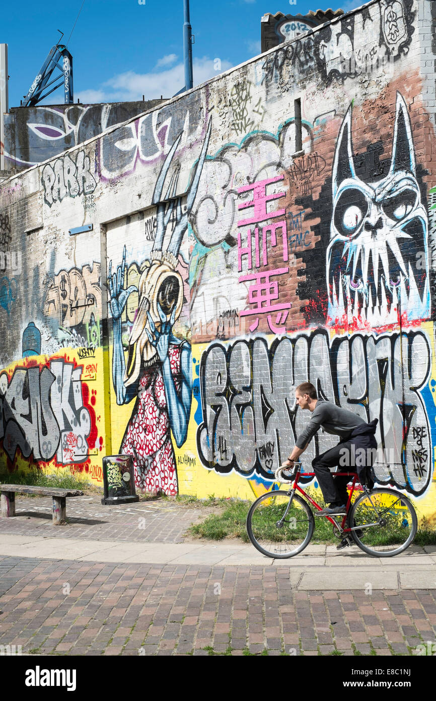 Graffiti an der Wand durch den Kanal, Hackney Wick, London, Vereinigtes ...