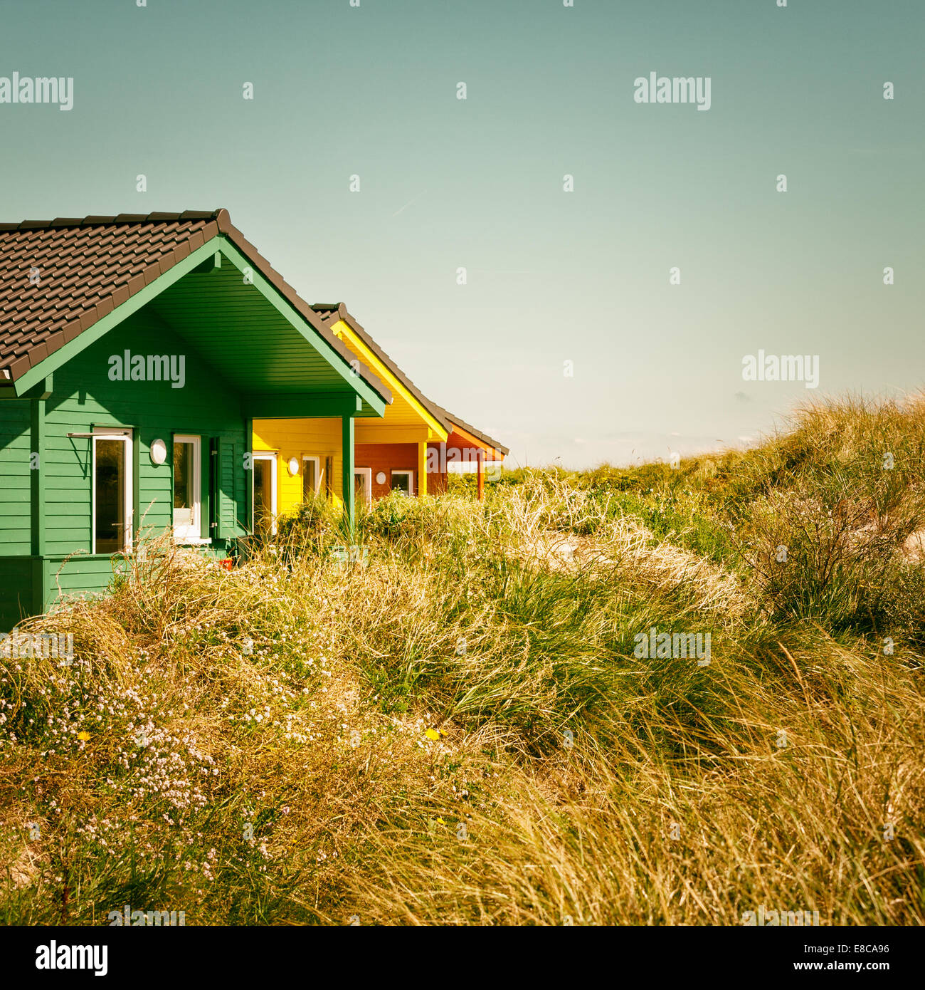 Bunte Strandhäuser in Dünengras am Strand von Helgoland, Nordsee ...