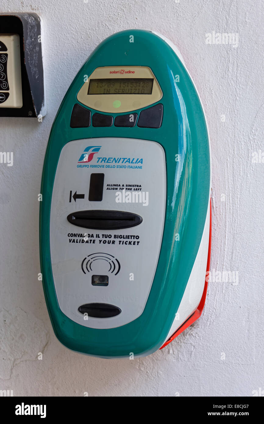 Transport ticket validation machine -Fotos und -Bildmaterial in hoher ...