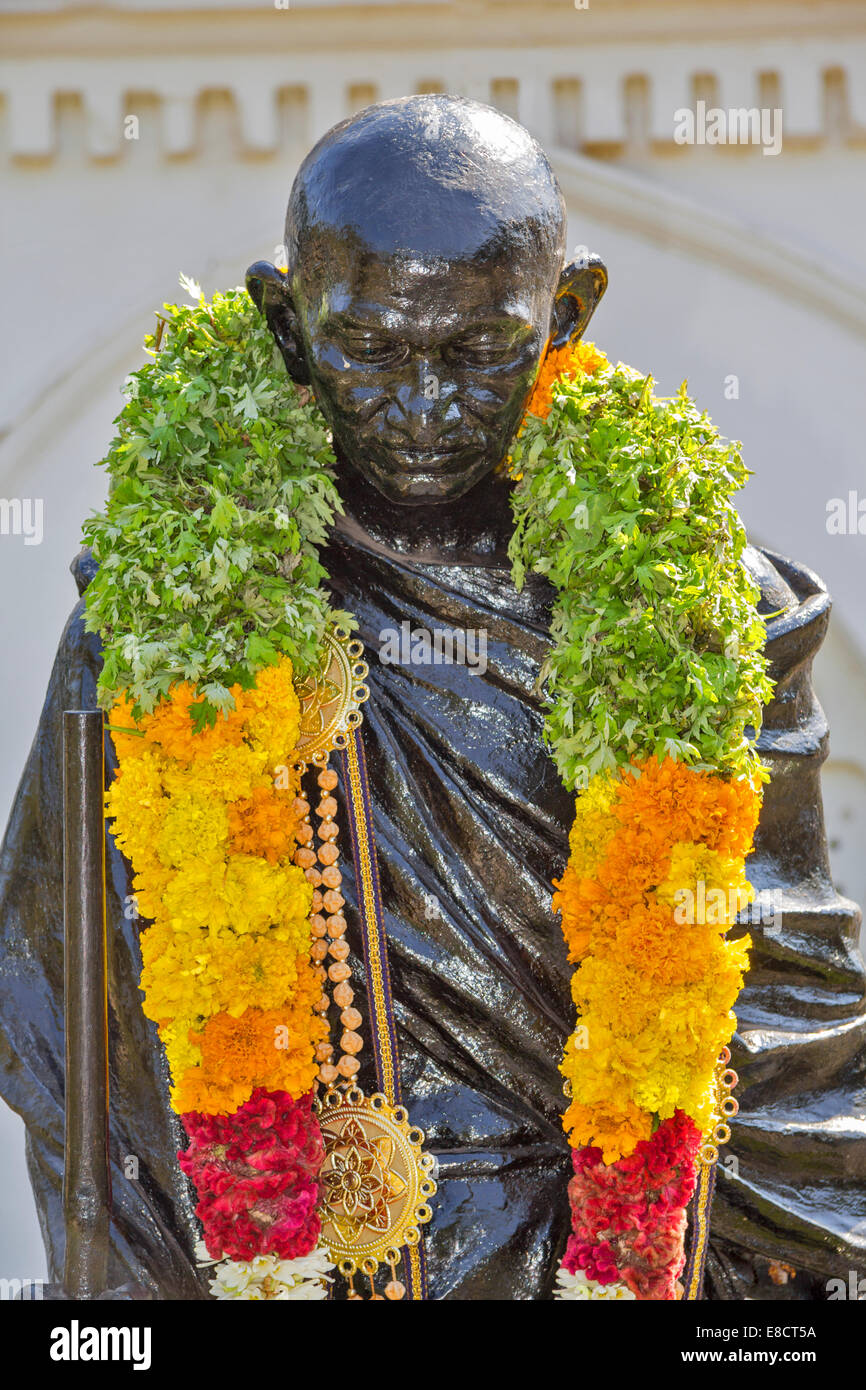 GHANDI STATUE IN SCHWARZ MIT KRANZ VON BLUMEN-GEDENKMUSEUM MADURAI ...