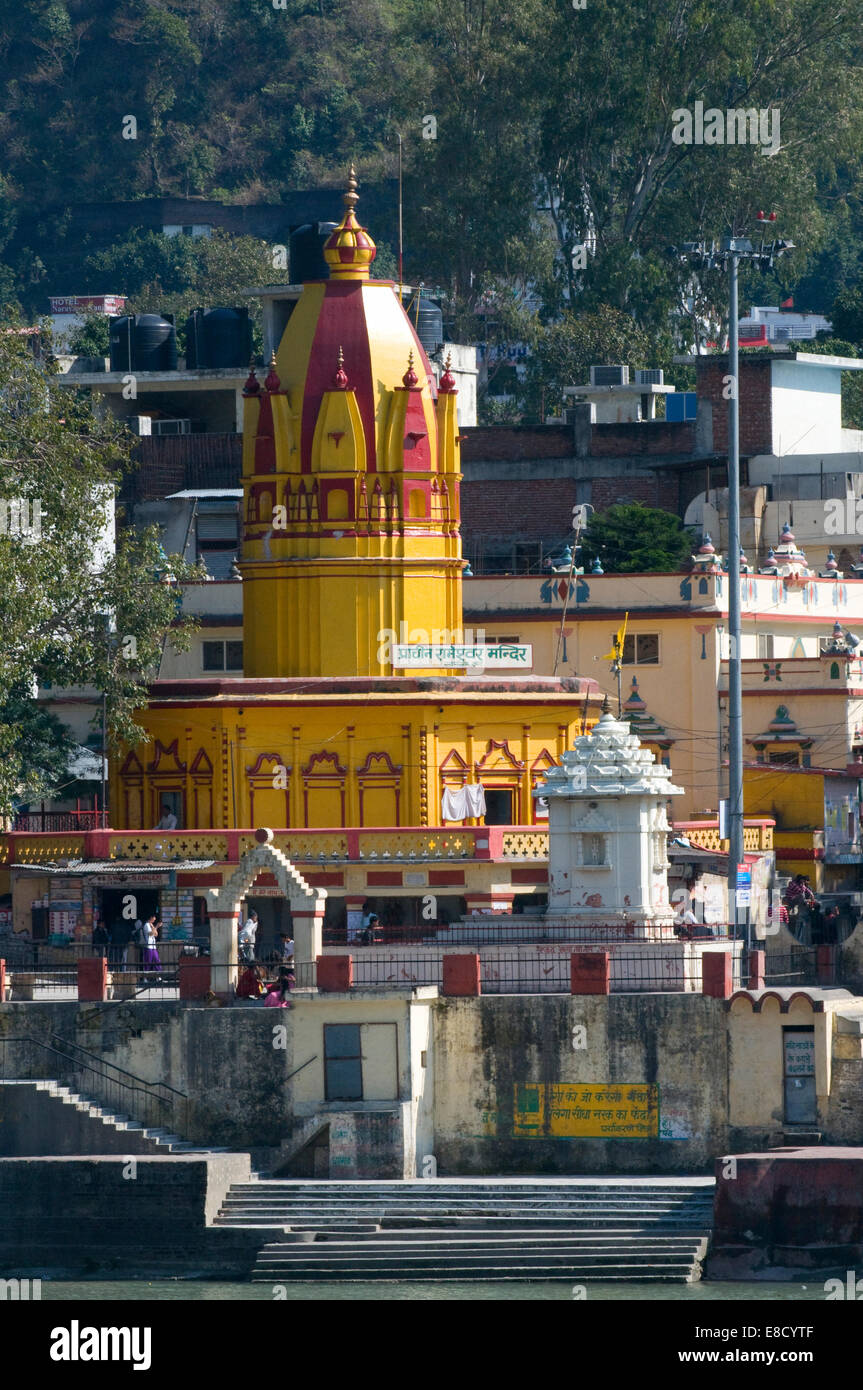 Kleine gelbe und rote Tempel (Gopuram), Tower Turm von der Ganges ...