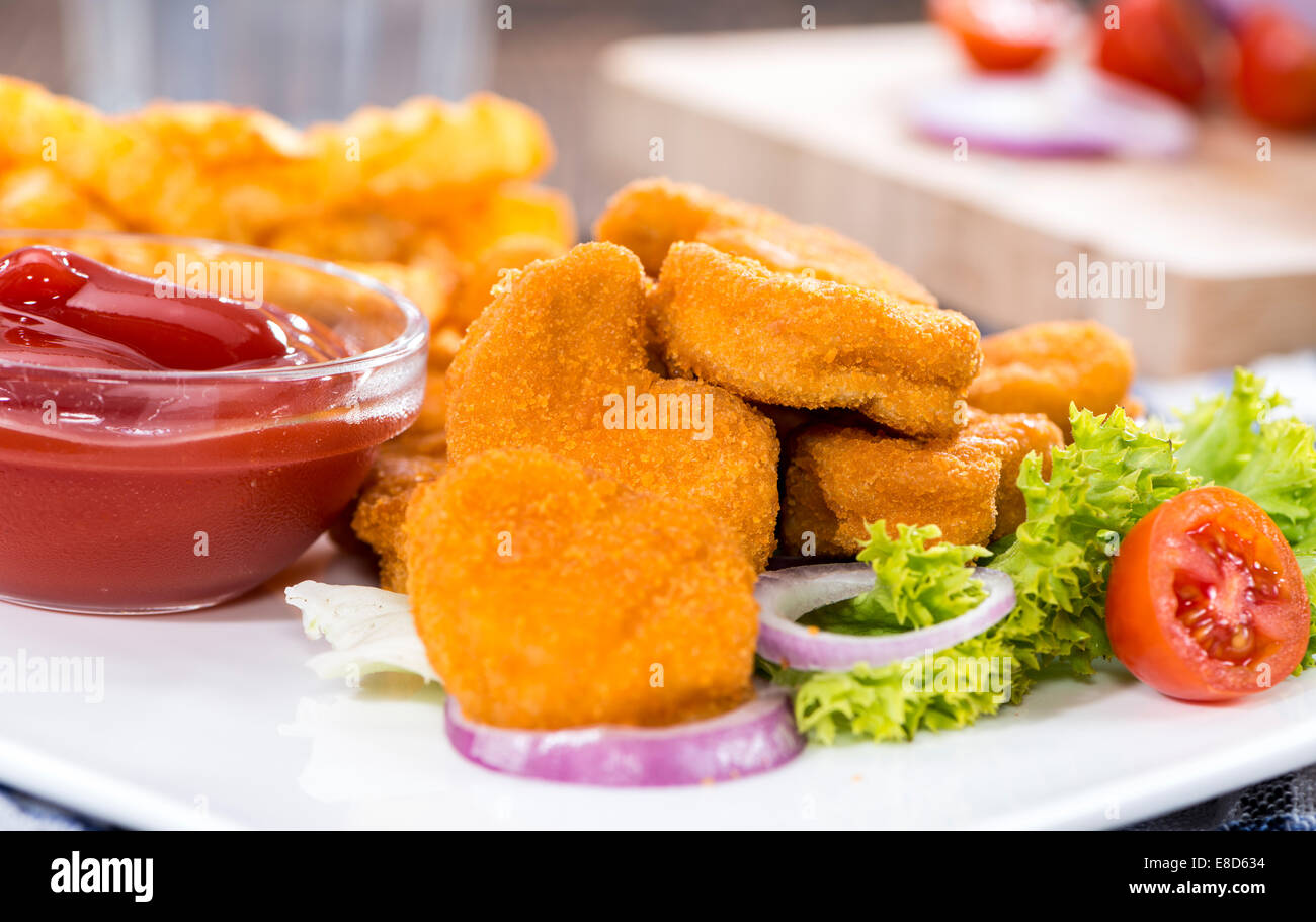 Chicken nuggets mit pommes -Fotos und -Bildmaterial in hoher Auflösung ...