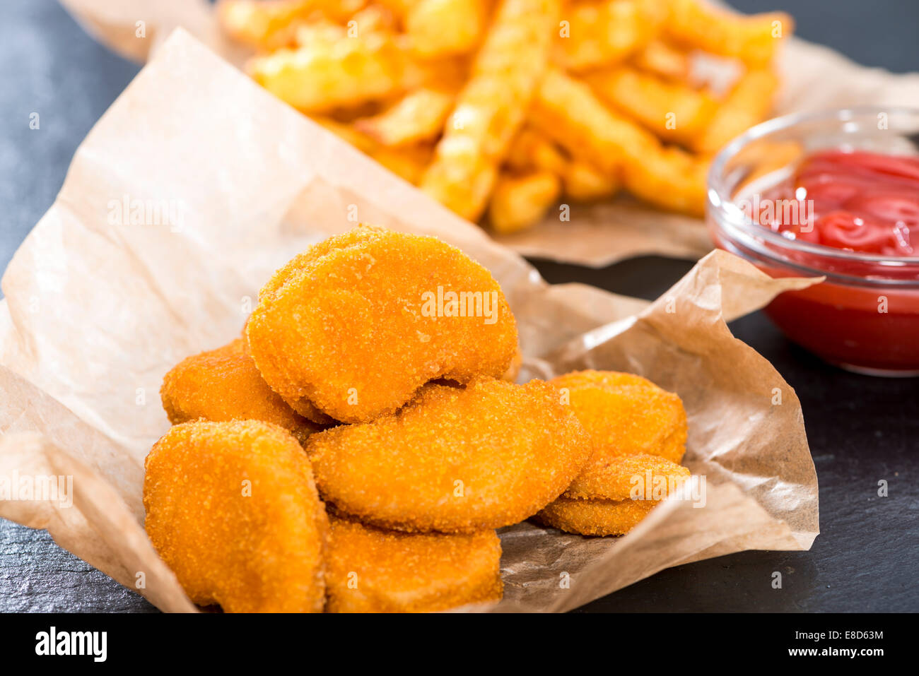 Chicken nuggets mit pommes -Fotos und -Bildmaterial in hoher Auflösung ...