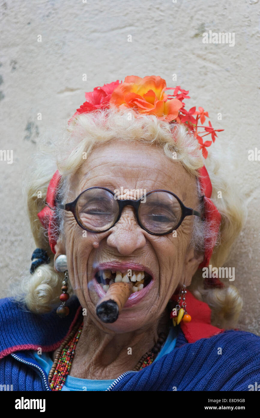 Alte frau mit zigarre kuba -Fotos und -Bildmaterial in hoher Auflösung ...