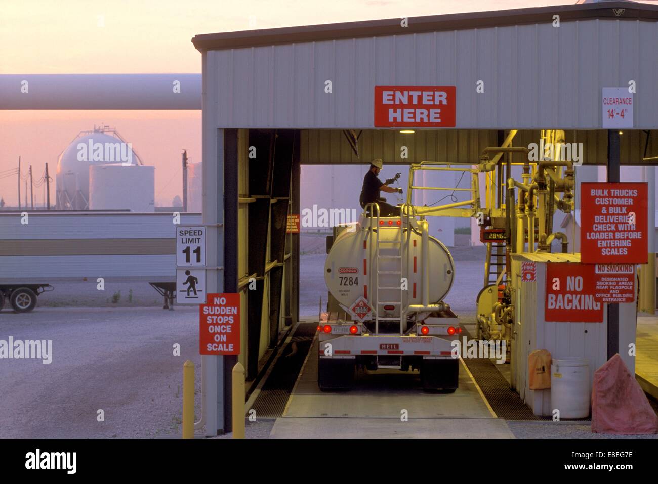 Erdöl tankwagen -Fotos und -Bildmaterial in hoher Auflösung – Alamy