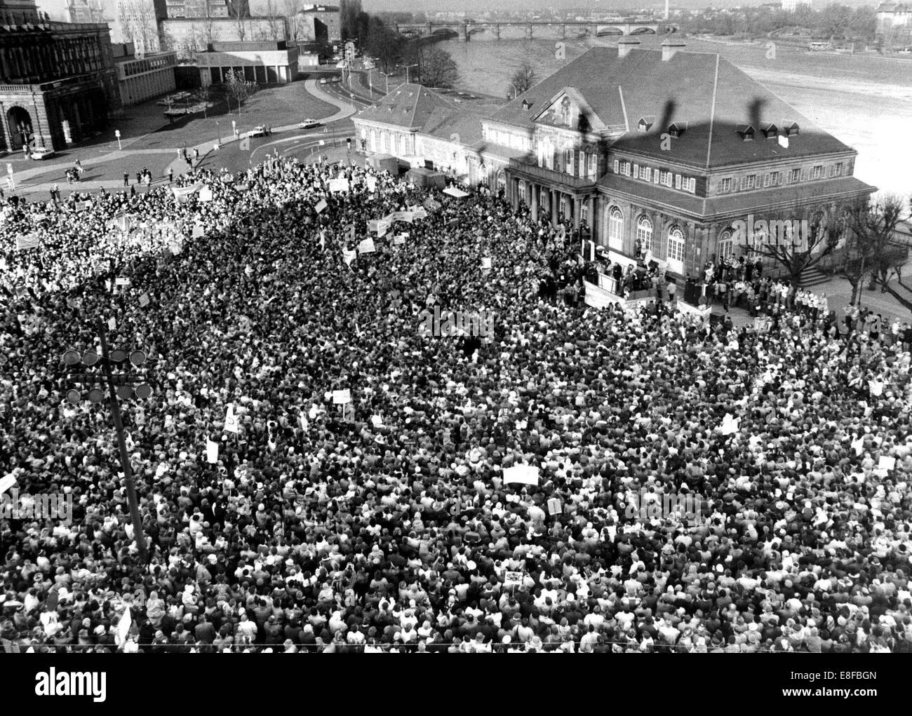 Bürgerinnen und Bürger von Dresden und Künstler demonstrieren gegen die ...