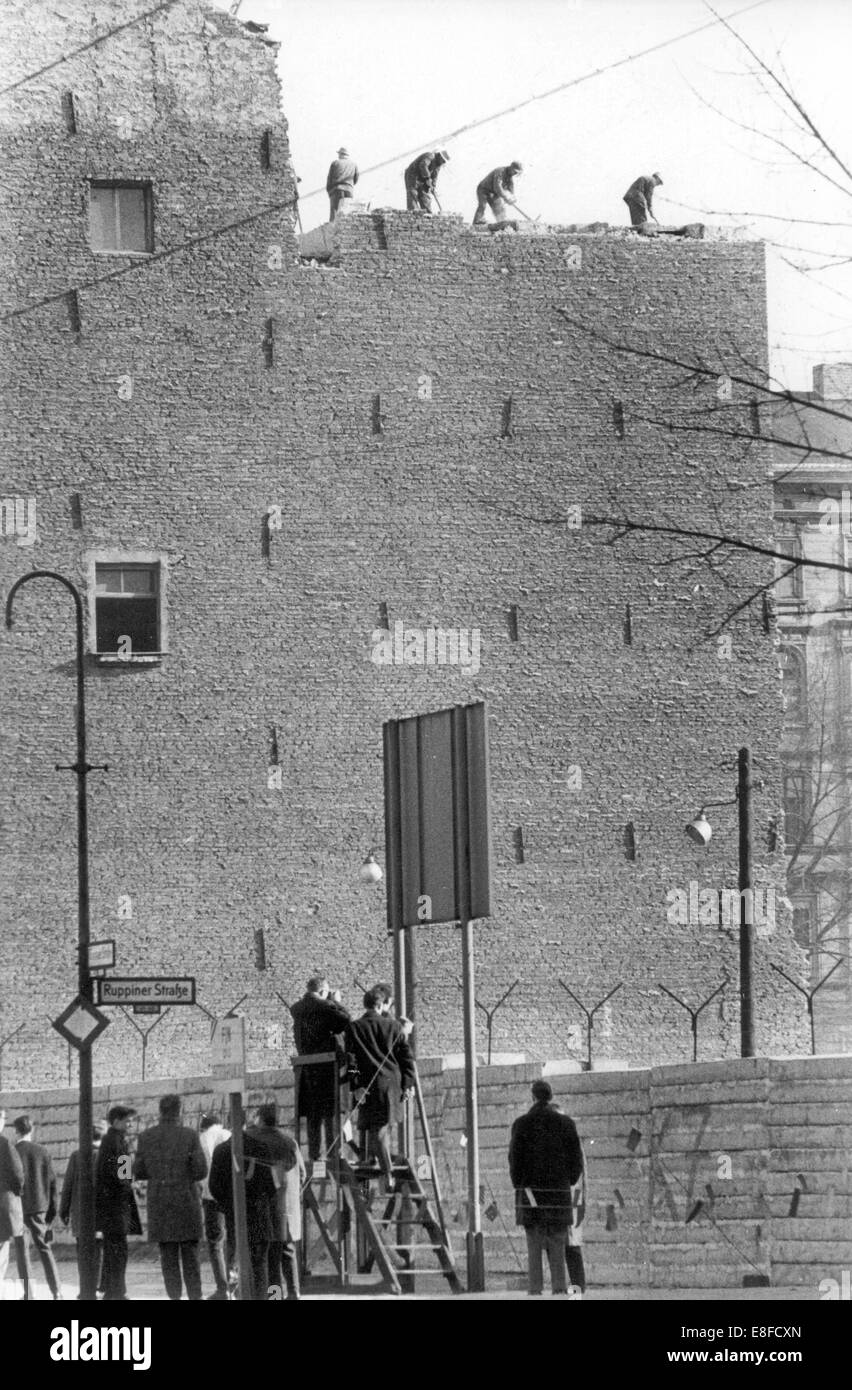 Abriss einer Grenze-Haus in der Bernauer Straße in Berlin am 7. Februar ...