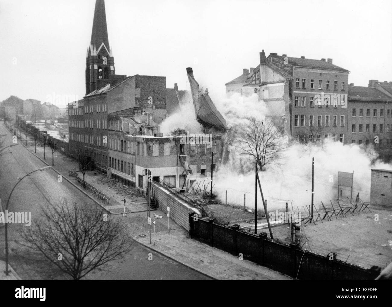 Ein Appartement-Haus in der Bernauer Straße, Ecke des Acker-Straße in ...
