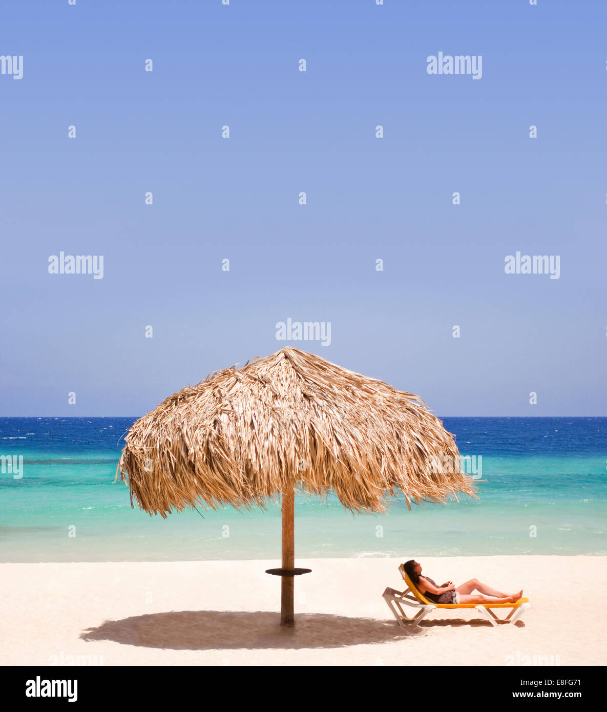 Auf strandliege liegen -Fotos und -Bildmaterial in hoher Auflösung – Alamy